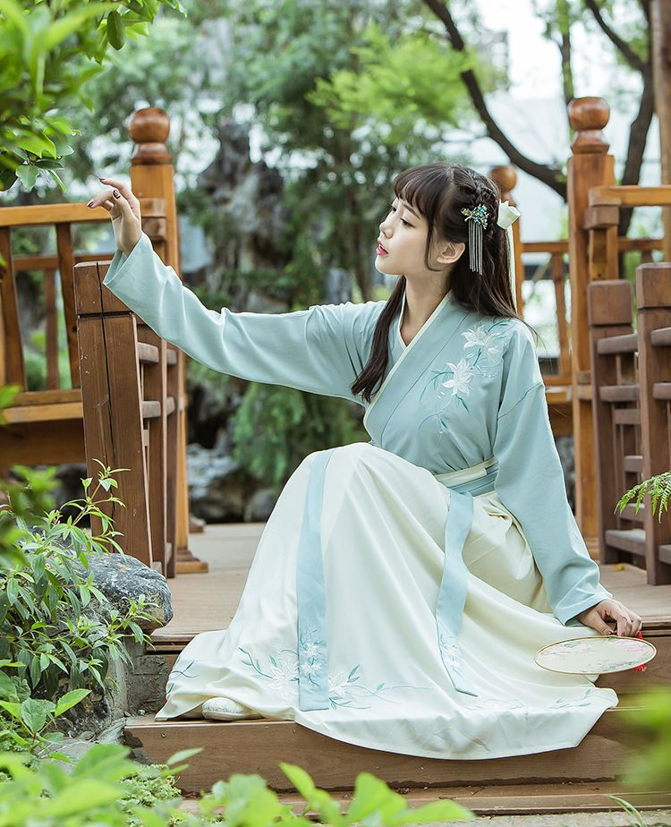 Nuwa Hanfu Set: Long-Sleeve Top + Pleated Maxi Skirt + Scarf | YesStyle