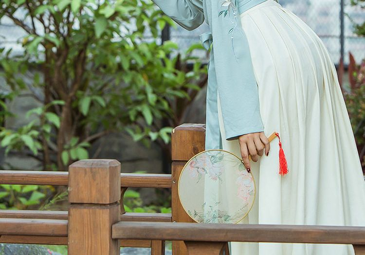 Nuwa Hanfu Set: Long-Sleeve Top + Pleated Maxi Skirt + Scarf | YesStyle