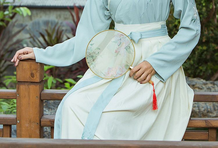 Nuwa Hanfu Set: Long-Sleeve Top + Pleated Maxi Skirt + Scarf | YesStyle