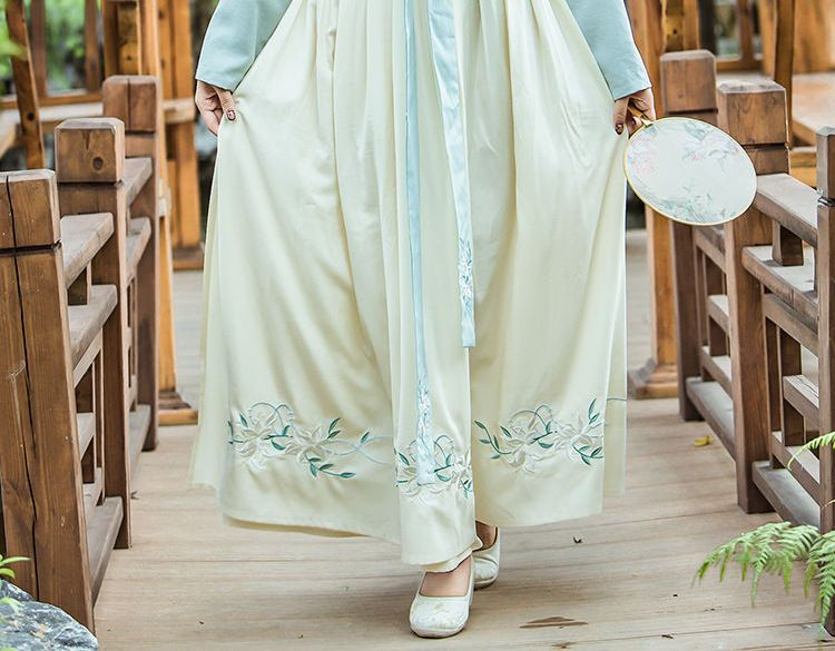 Nuwa Hanfu Set: Long-Sleeve Top + Pleated Maxi Skirt + Scarf | YesStyle